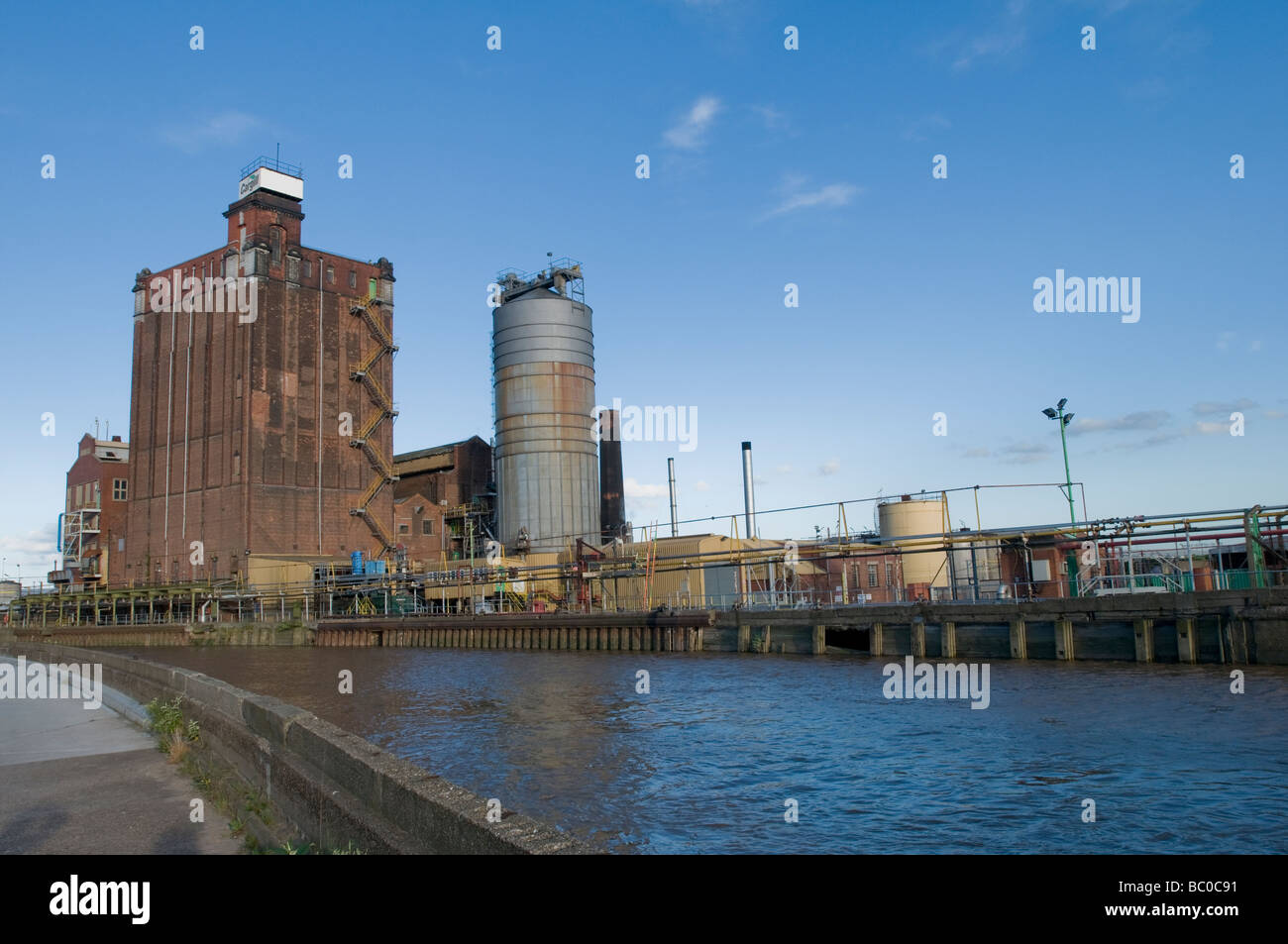 Looking upstream on the River Hull, to the old 'Isis' building, a ...