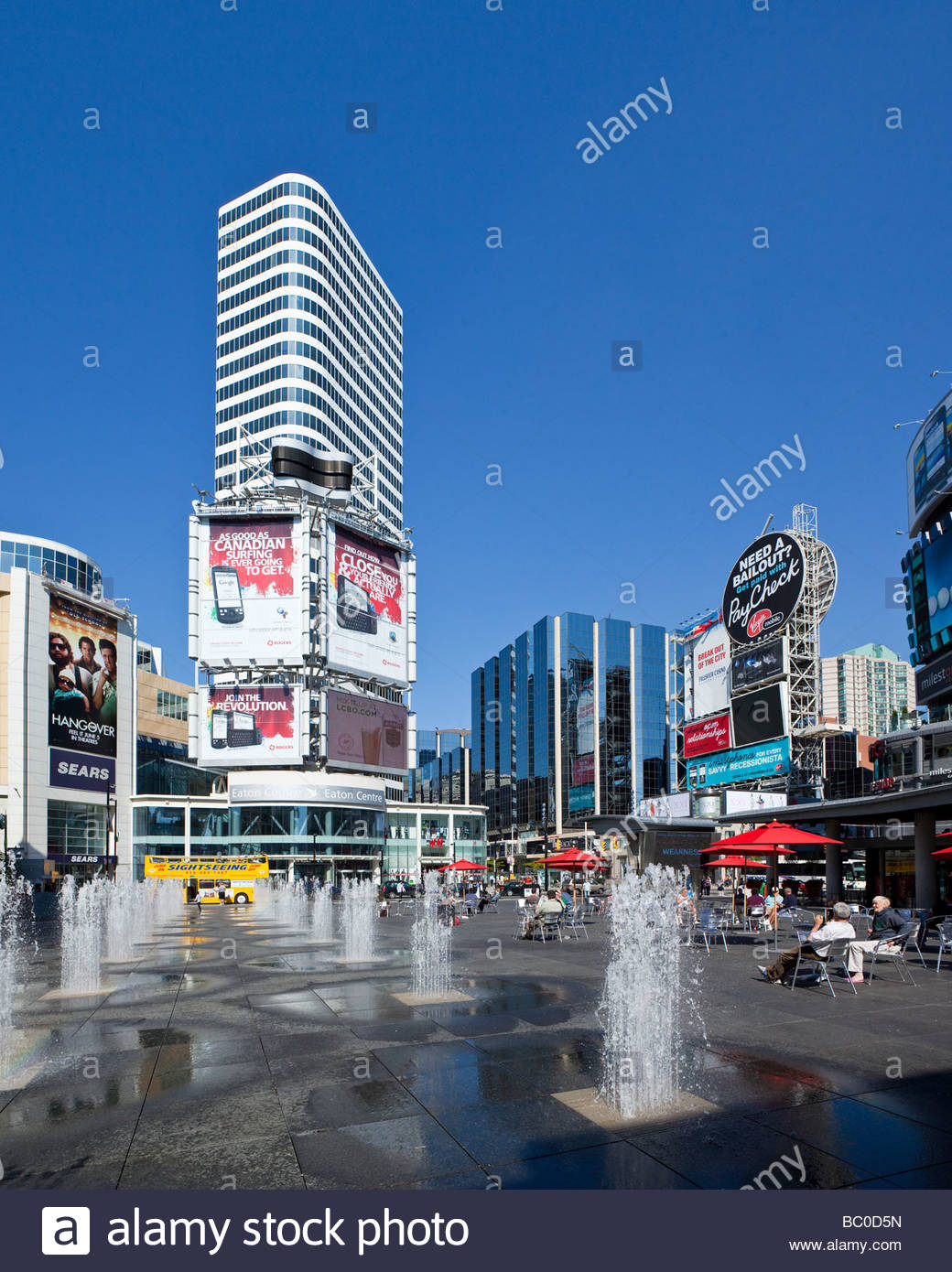 Yonge Dundas Square Toronto Stock Photos & Yonge Dundas Square Toronto ...