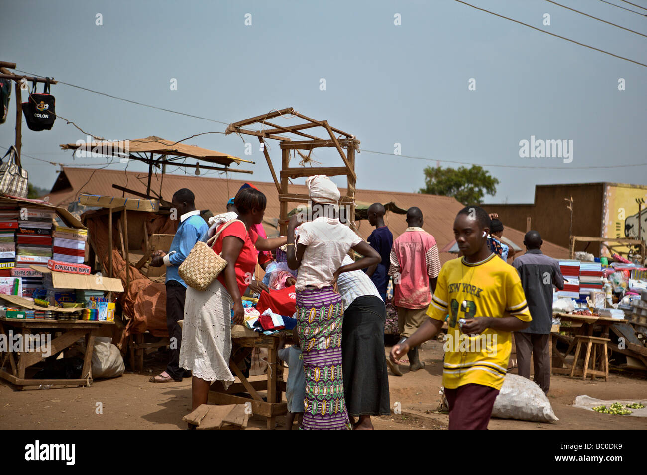 Outdoor shopping in Uganda Stock Photo - Alamy