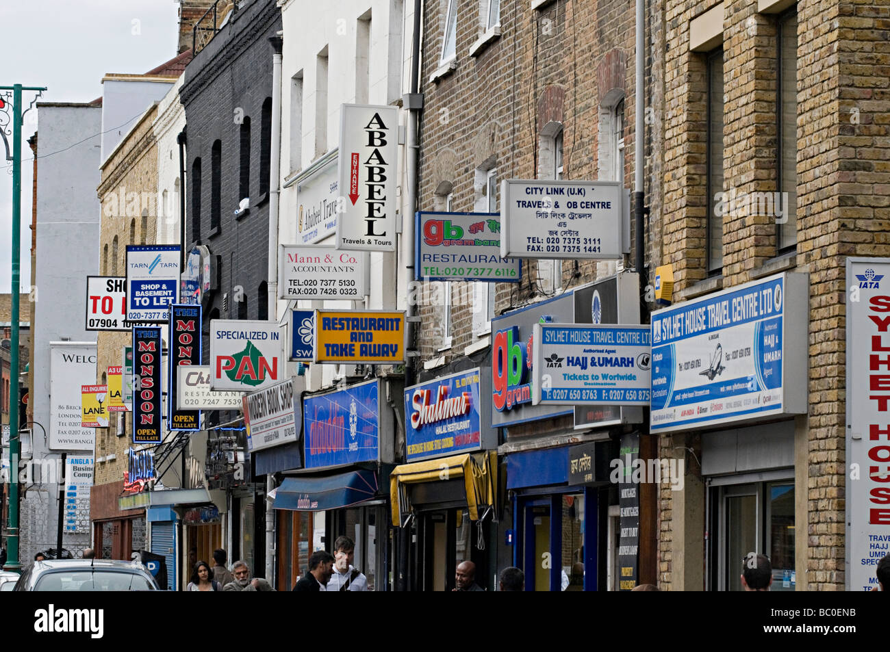 Direction signs in english chinese hi-res stock photography and images ...