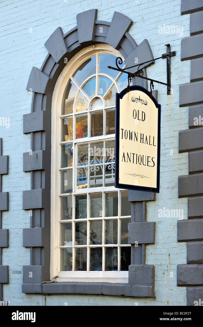 Old english town sign hi-res stock photography and images - Alamy