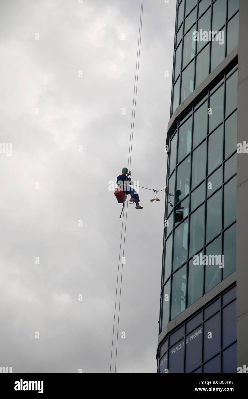 Abseiling window cleaner hi-res stock photography and images - Alamy