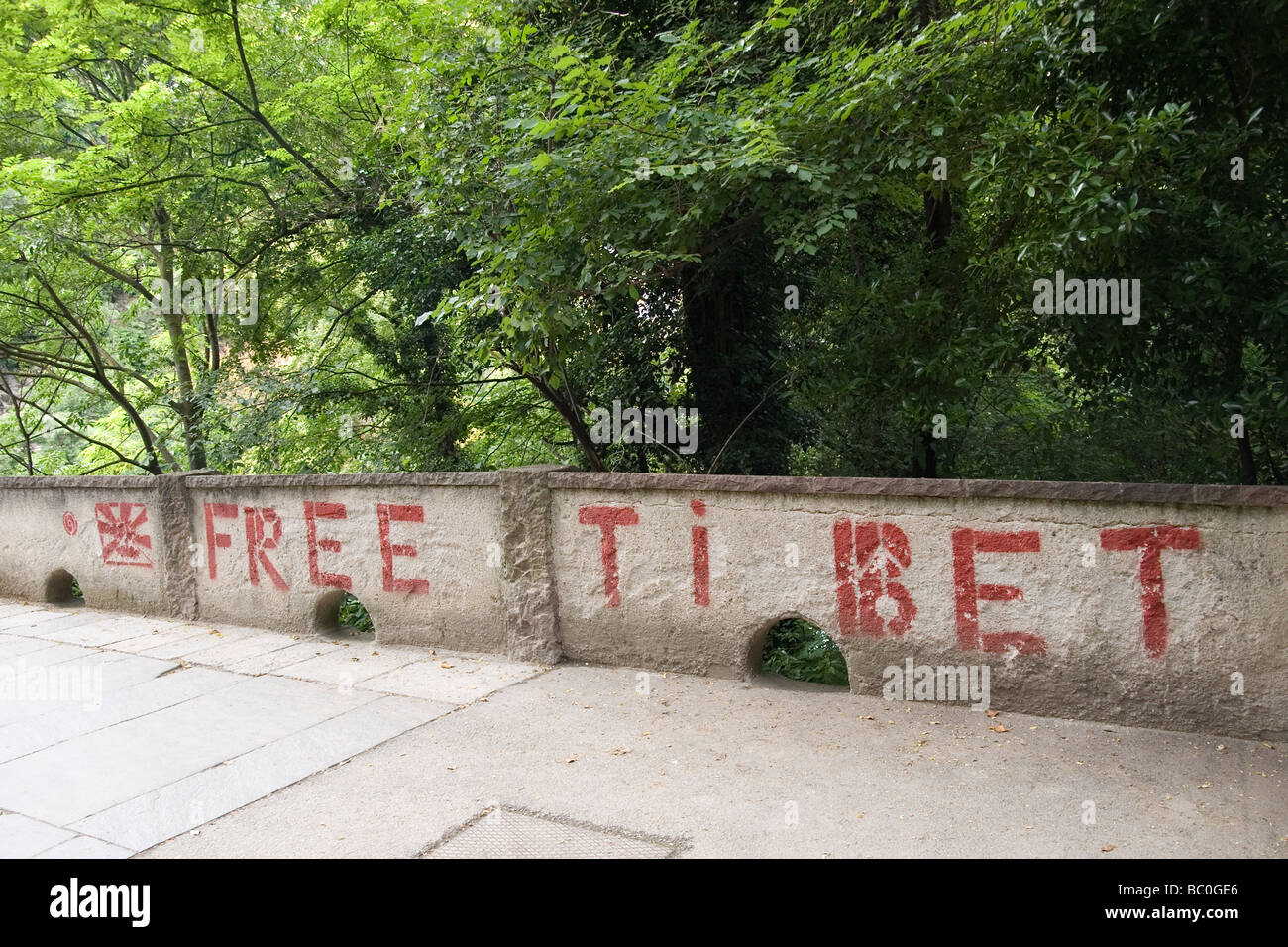 Bridge parapet hi-res stock photography and images - Alamy