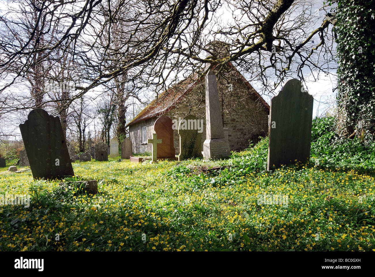 Country churchyard hi-res stock photography and images - Alamy