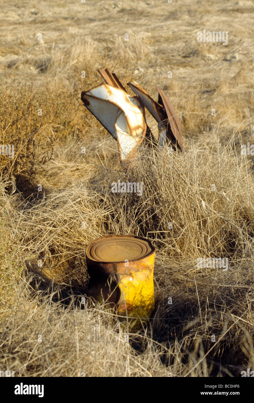 litter trash desert rubbish rust dirty mar dump Stock Photo - Alamy