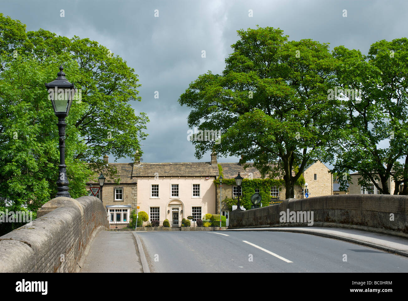 Bridge over the river aire gargrave hi-res stock photography and images ...