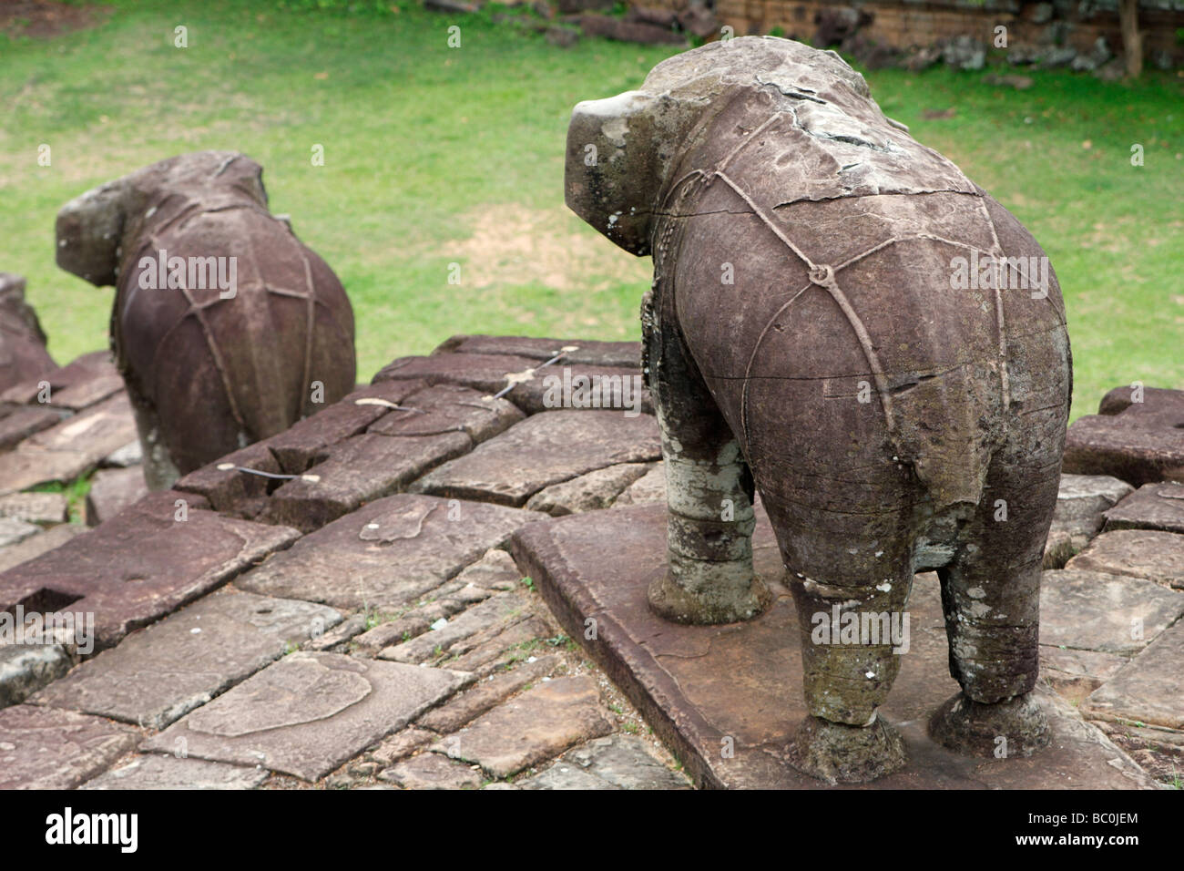 Elephant stone statues hi-res stock photography and images - Alamy