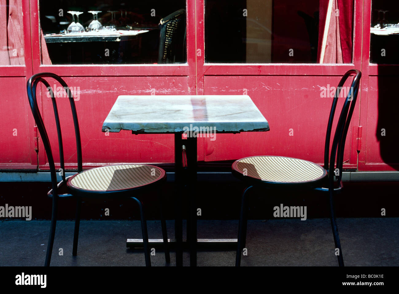 A table for two at a sidewalk cafe Stock Photo - Alamy