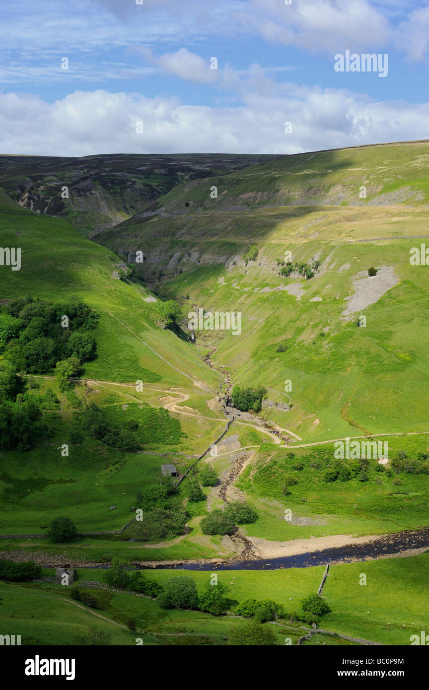 The Pennine Way footpath takes a line along the side of Kisdon Hill ...