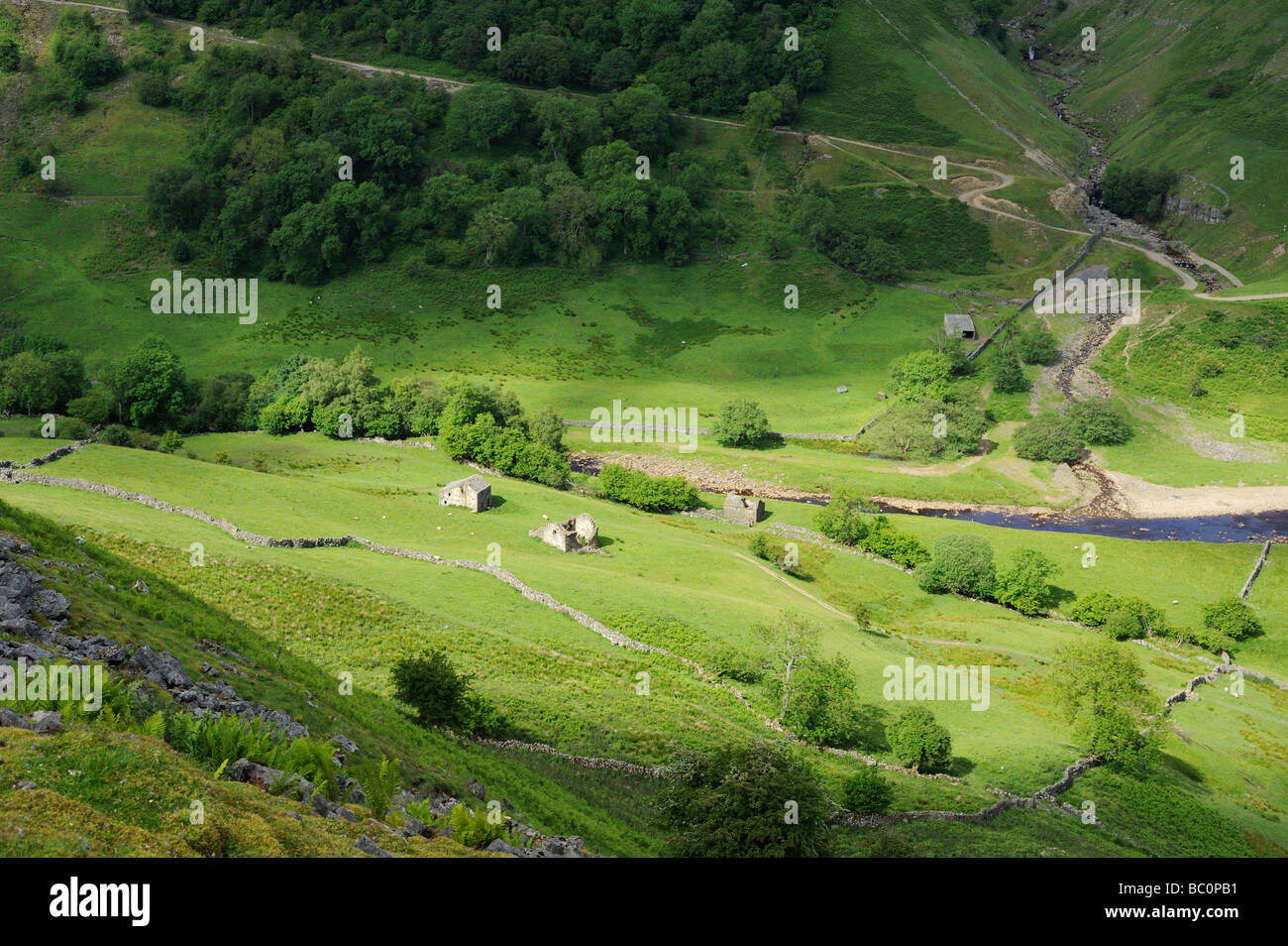 The Pennine Way footpath takes a line along the side of Kisdon Hill ...