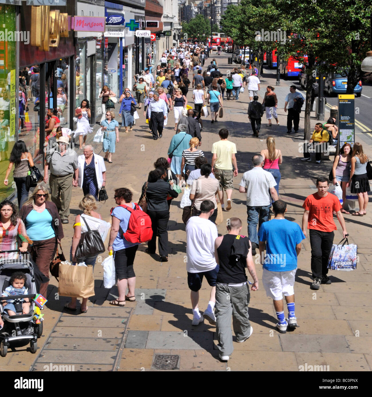 Crowd of shoppers & tourists view from above walking on busy Oxford ...