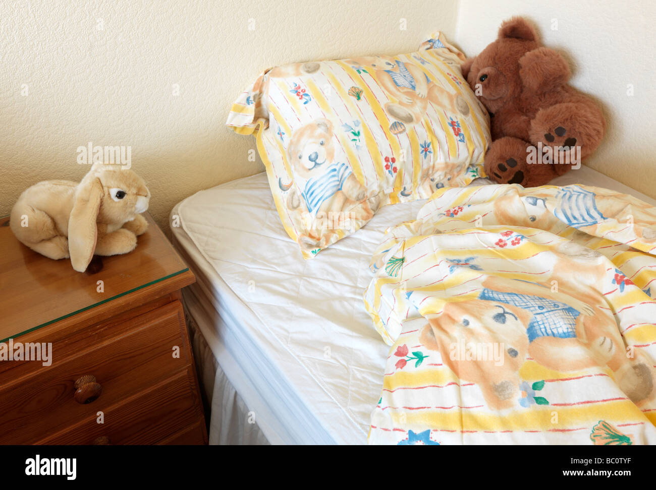 Childs single bed unmade Stock Photo - Alamy