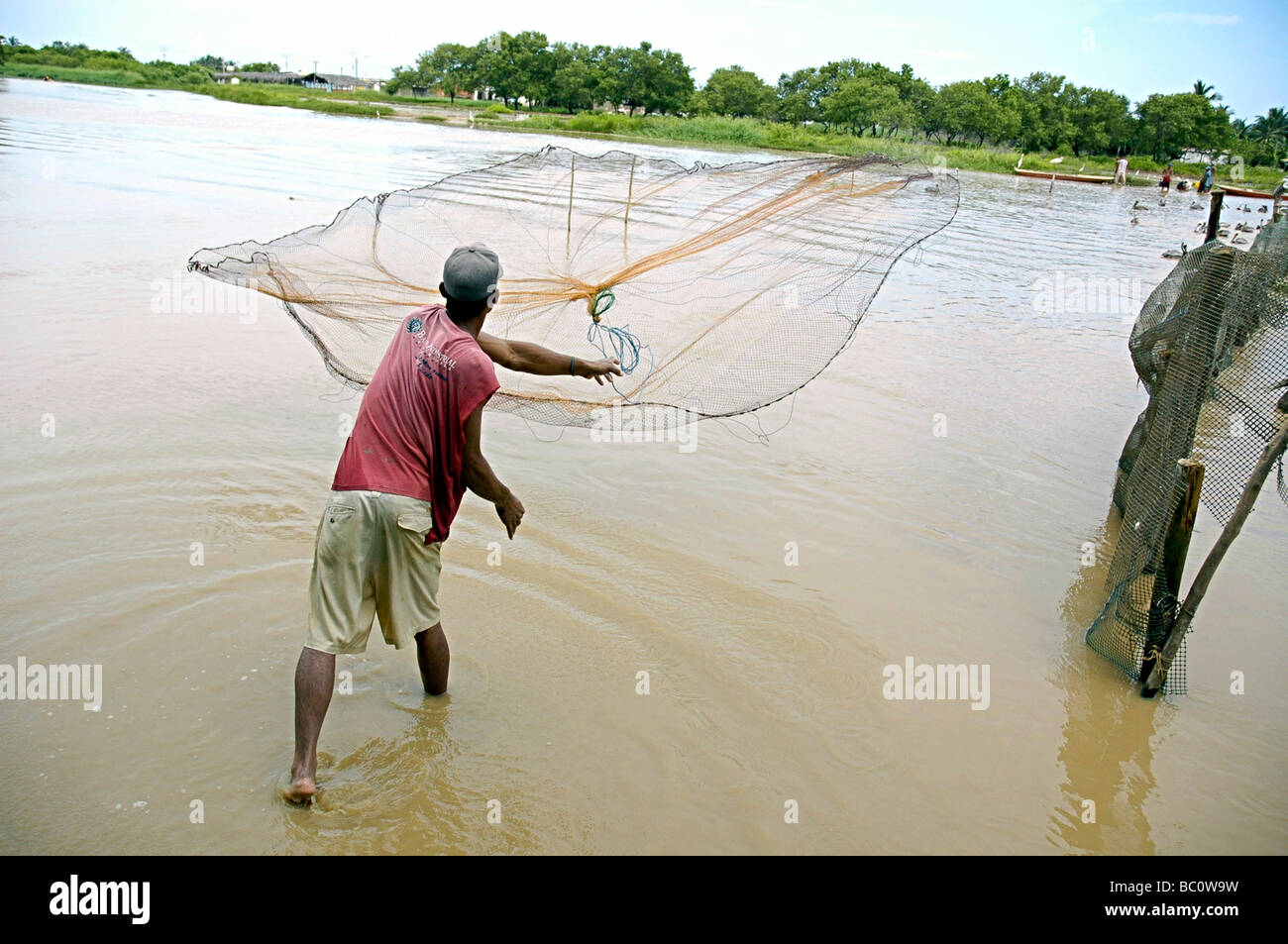 Man throws a cast net hi-res stock photography and images - Alamy