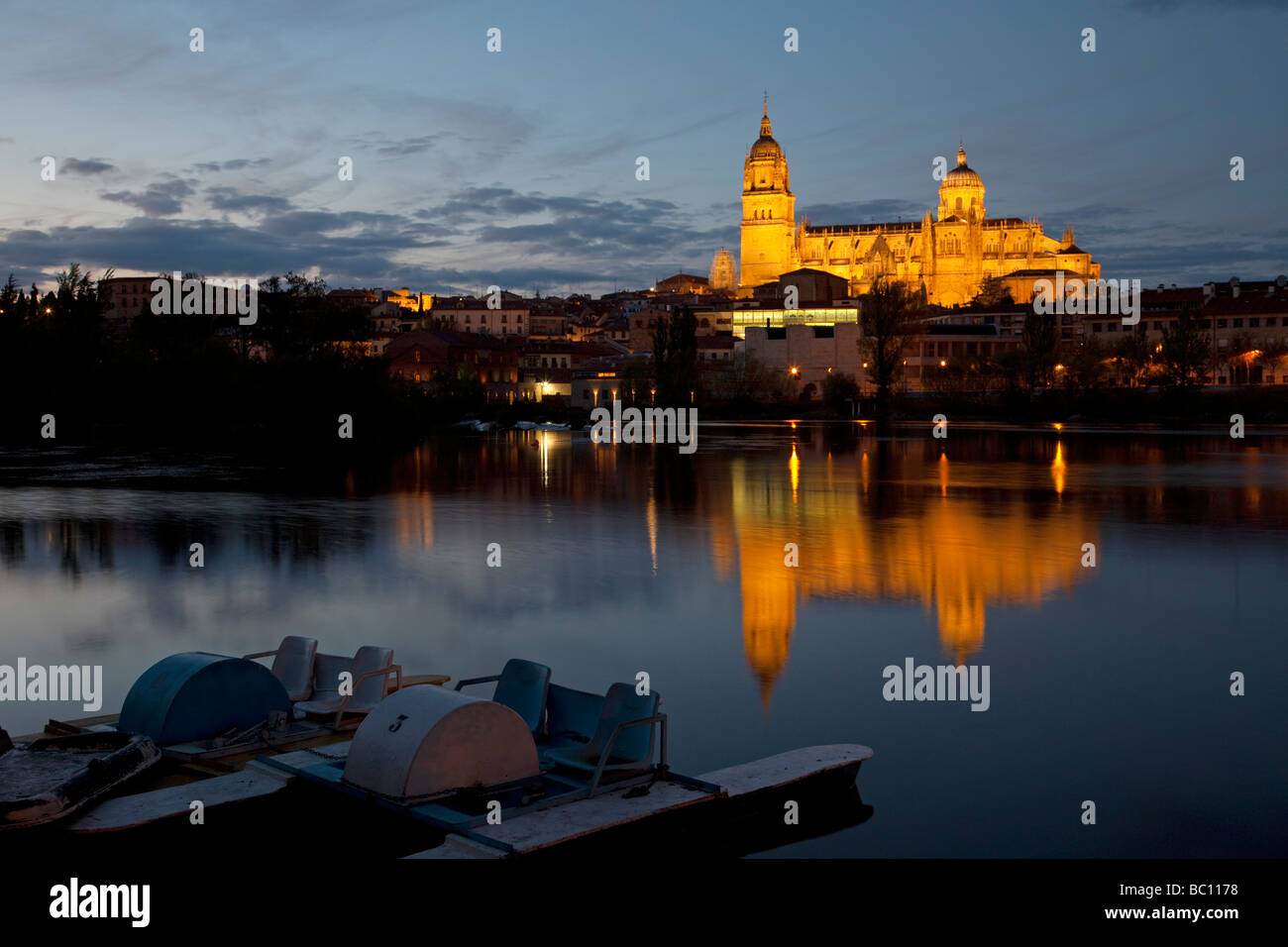 Rio Tormes y Catedral de Salamanca Castilla León España Tormes River ...