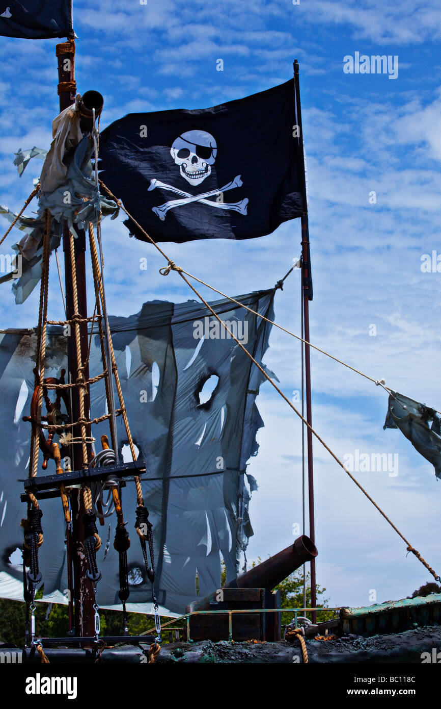 Pirate ship flag hi-res stock photography and images - Alamy