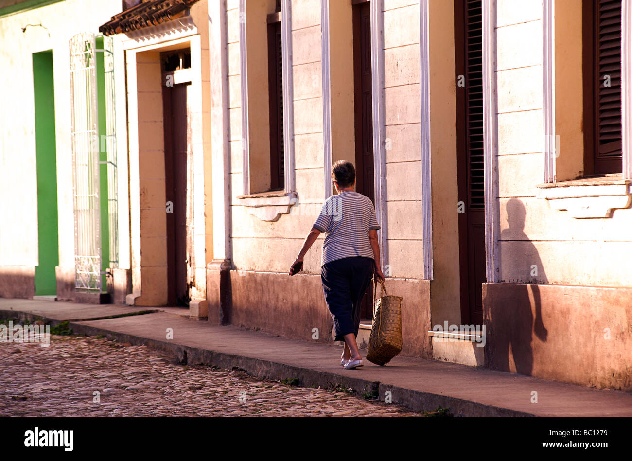 Morning street scene hi-res stock photography and images - Alamy
