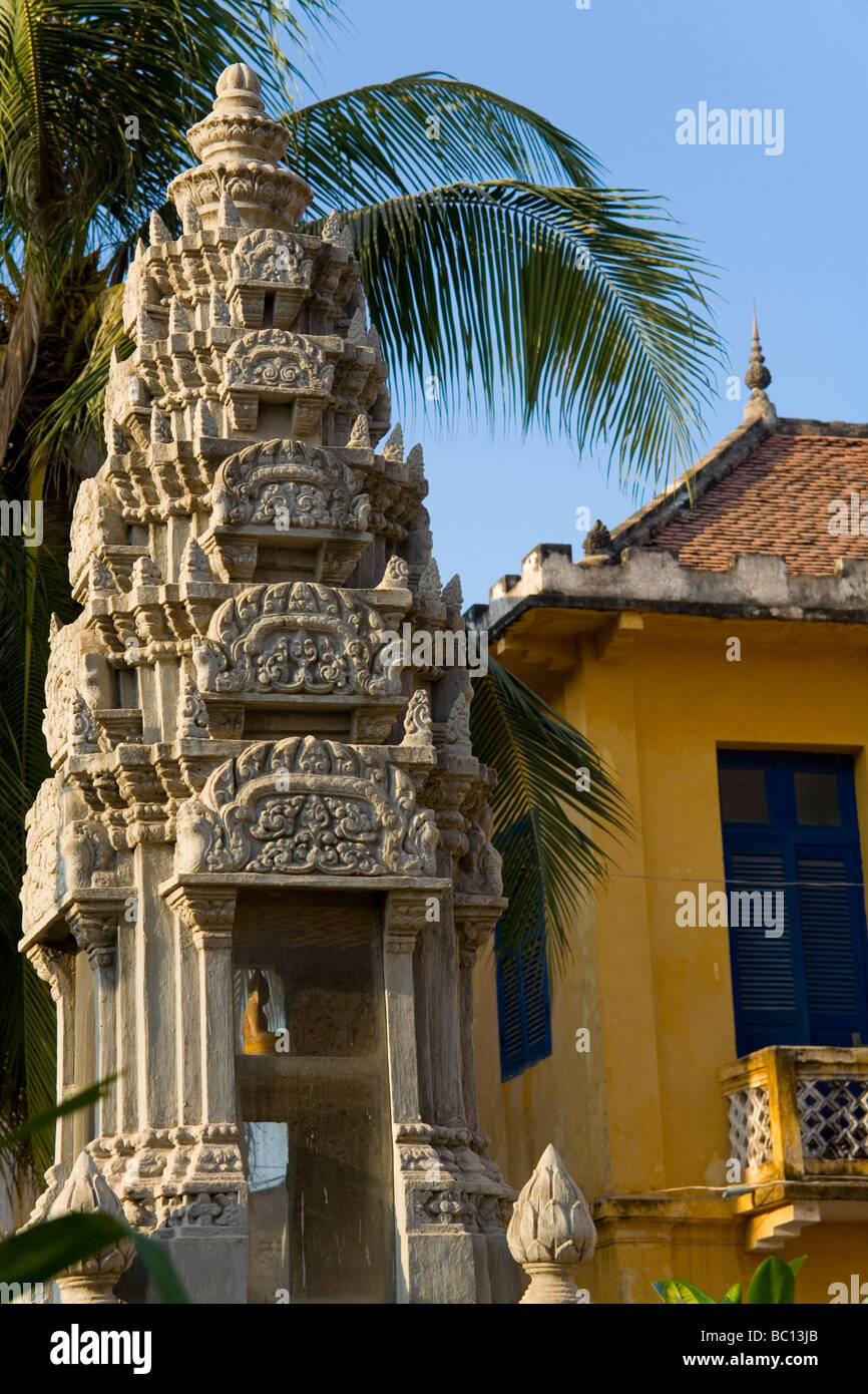 Buddhist stupa and monastry in Phnom Penh, Cambodia Stock Photo - Alamy