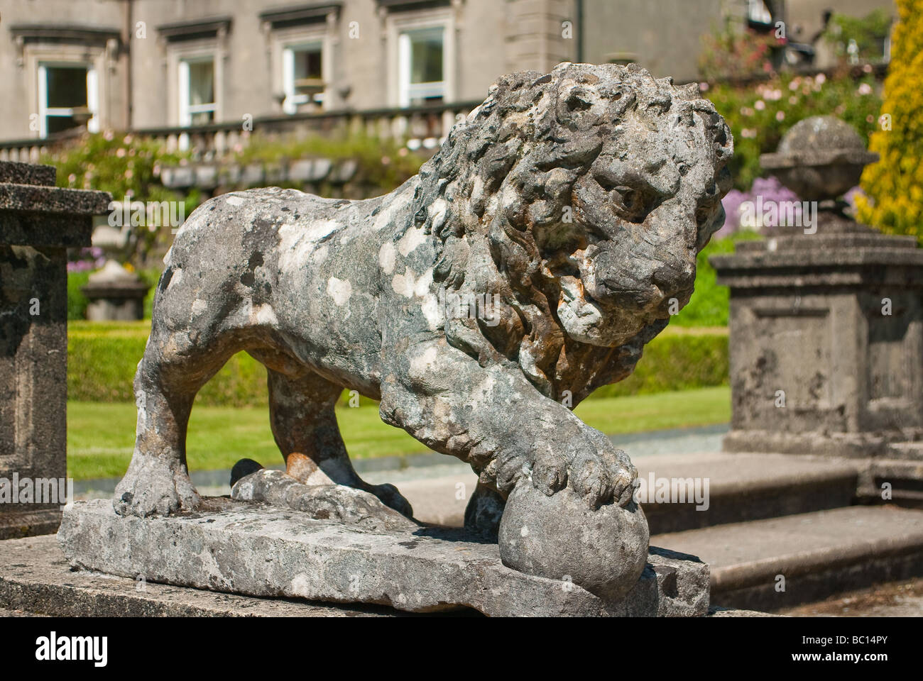 English stone lion hi-res stock photography and images - Alamy