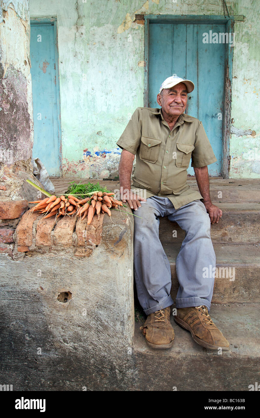 Elderly cuban man hi-res stock photography and images - Alamy