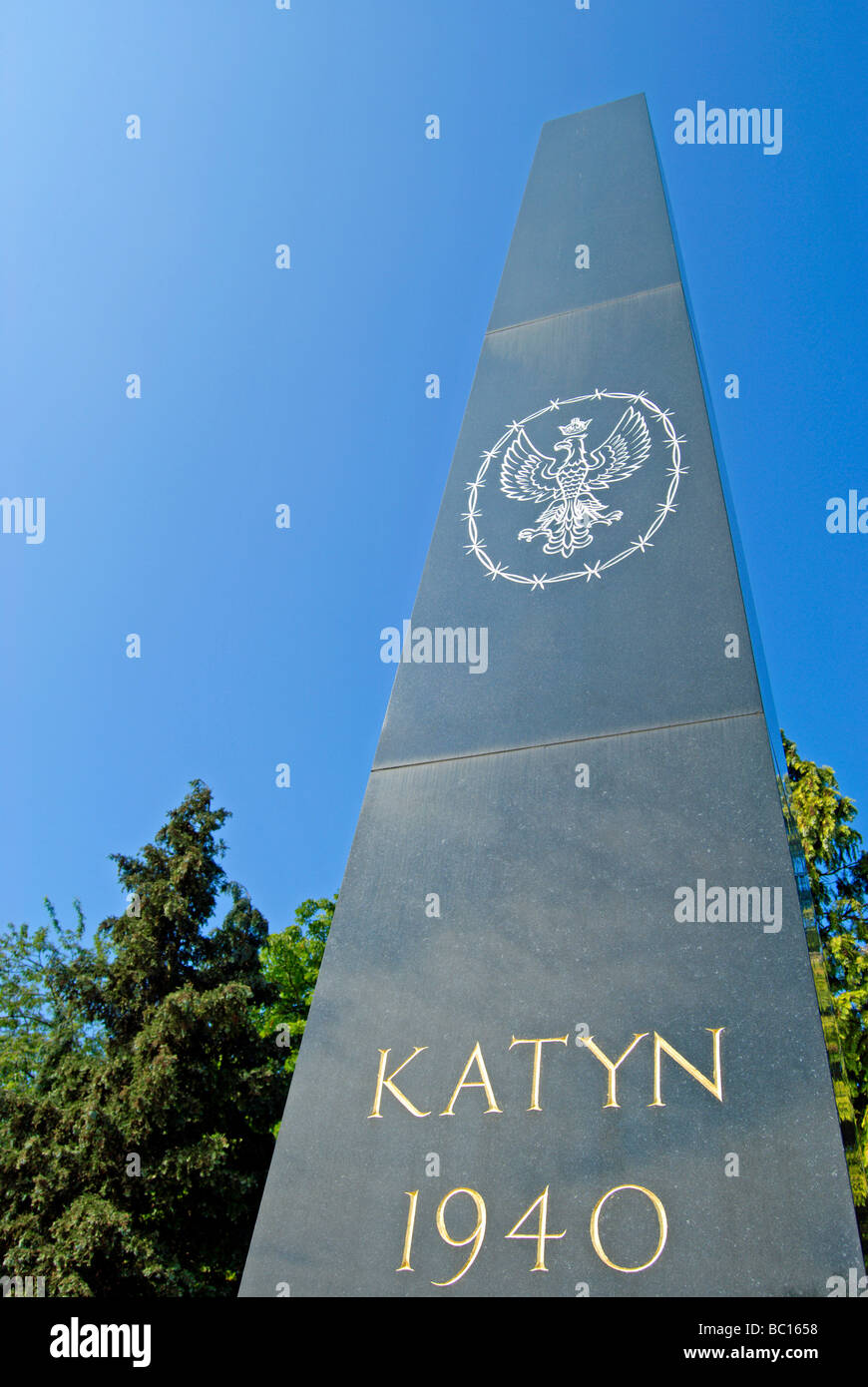katyn memorial, marking the 1940 massacre of polish prisoners of war by ...