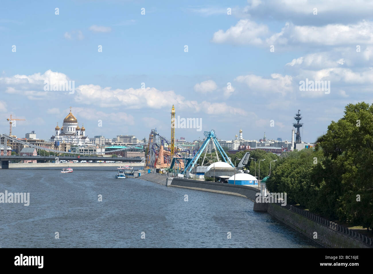 Foot over bridge view hi-res stock photography and images - Alamy