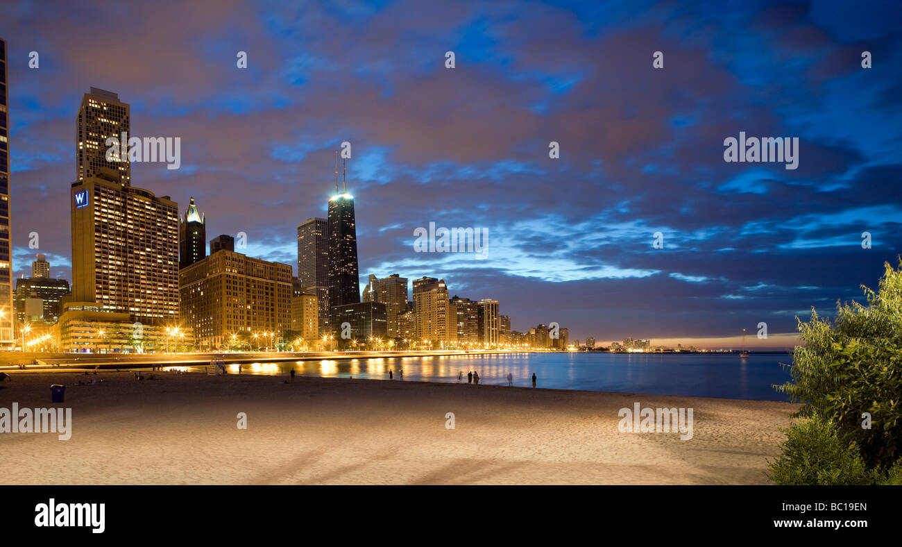 United States, Illinois, Chicago, Gold Coast and buildings at the edge ...