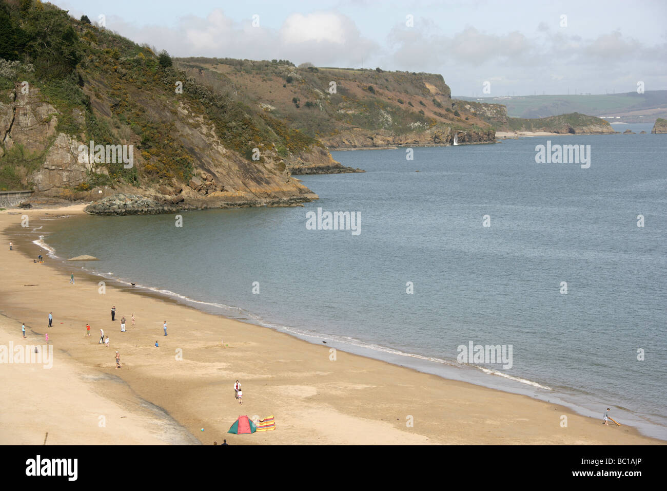 The town of Tenby, Wales. Tenby’s North Beach on a sunny day. Viewed ...