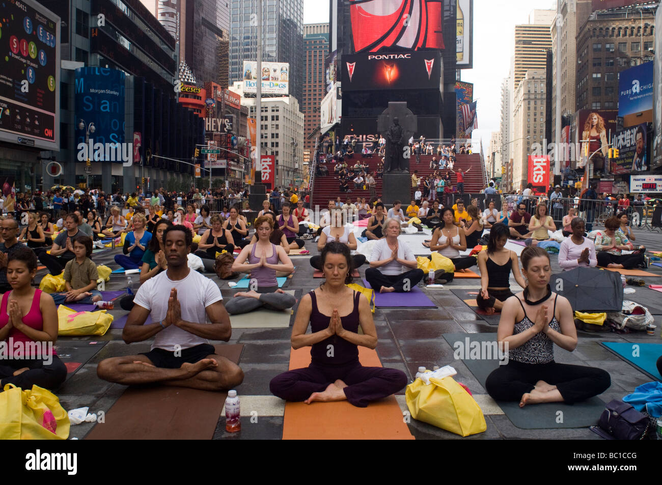 Yoga à times square hi-res stock photography and images - Alamy
