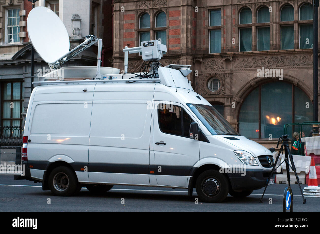 News satellite truck in tv station hi-res stock photography and images ...