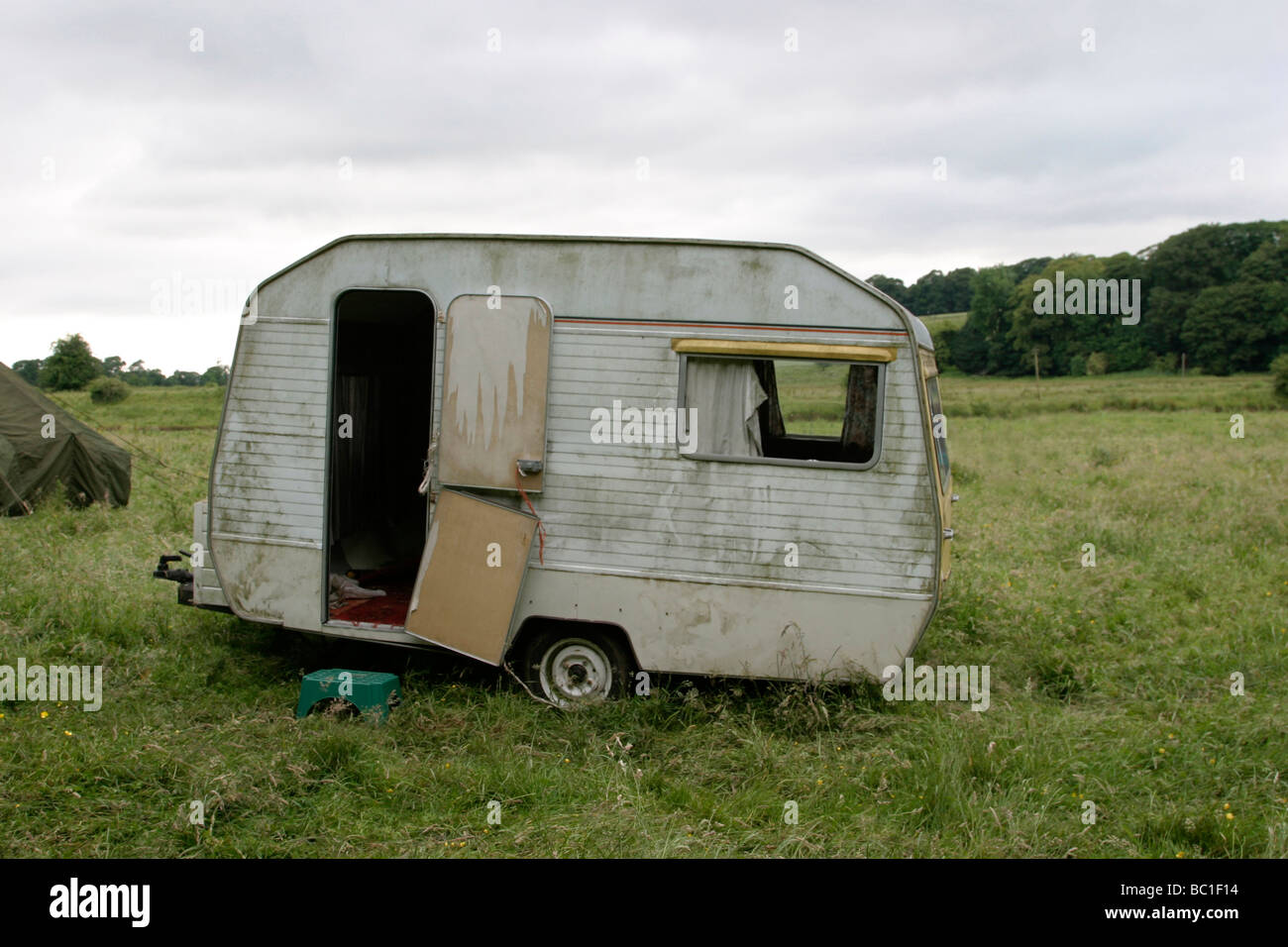 Abandoned Caravan in a field Stock Photo - Alamy