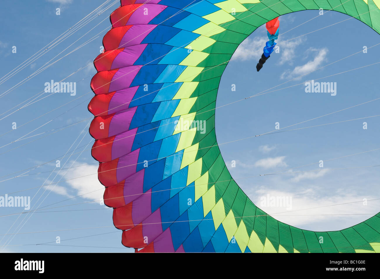 Circular kites hi-res stock photography and images - Alamy
