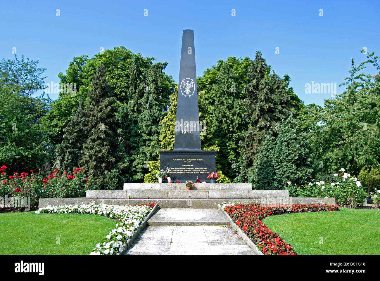 katyn memorial, marking the 1940 massacre of polish prisoners of war by ...