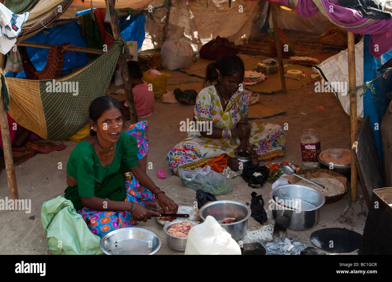 India slum cooking hi-res stock photography and images - Alamy