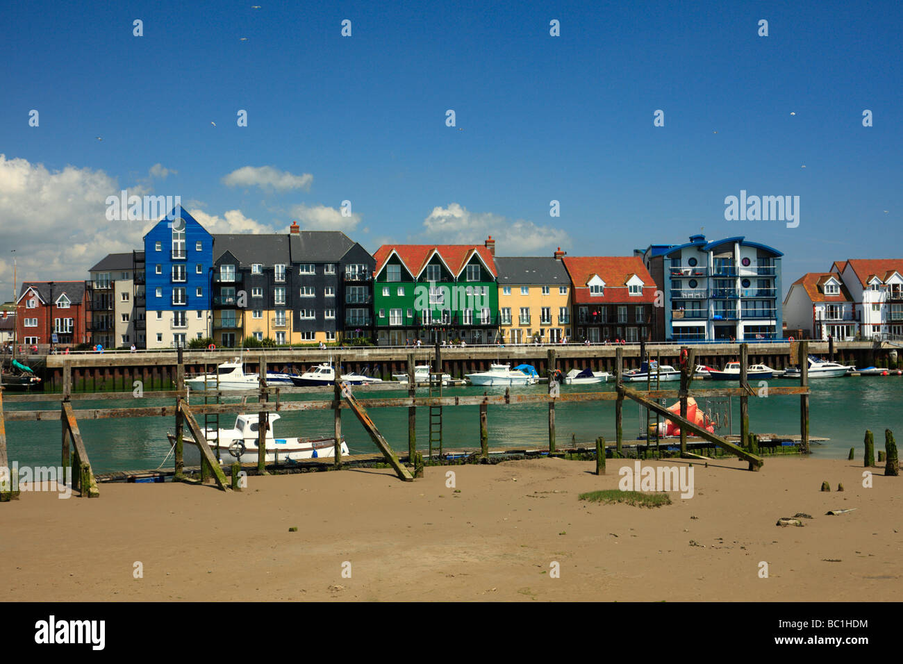 River bank apartments hi-res stock photography and images - Alamy