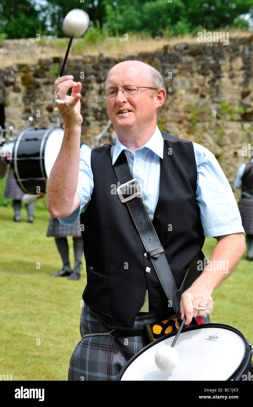 Scottish traditional costume man highland hi-res stock photography and ...