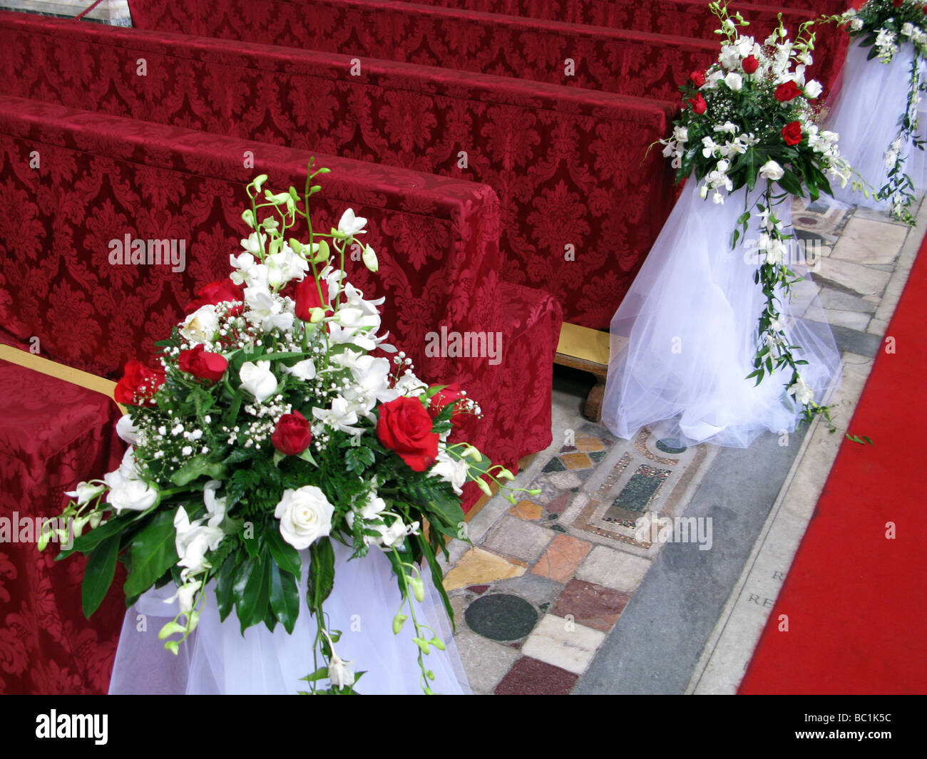 decorated wedding aisle inside church in rome italy Stock Photo - Alamy