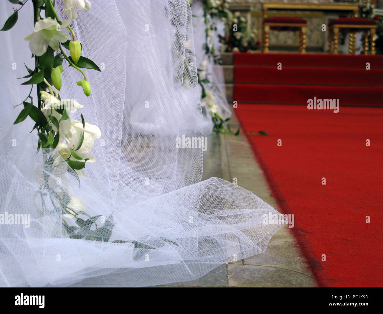 decorated wedding aisle inside church in rome italy Stock Photo - Alamy