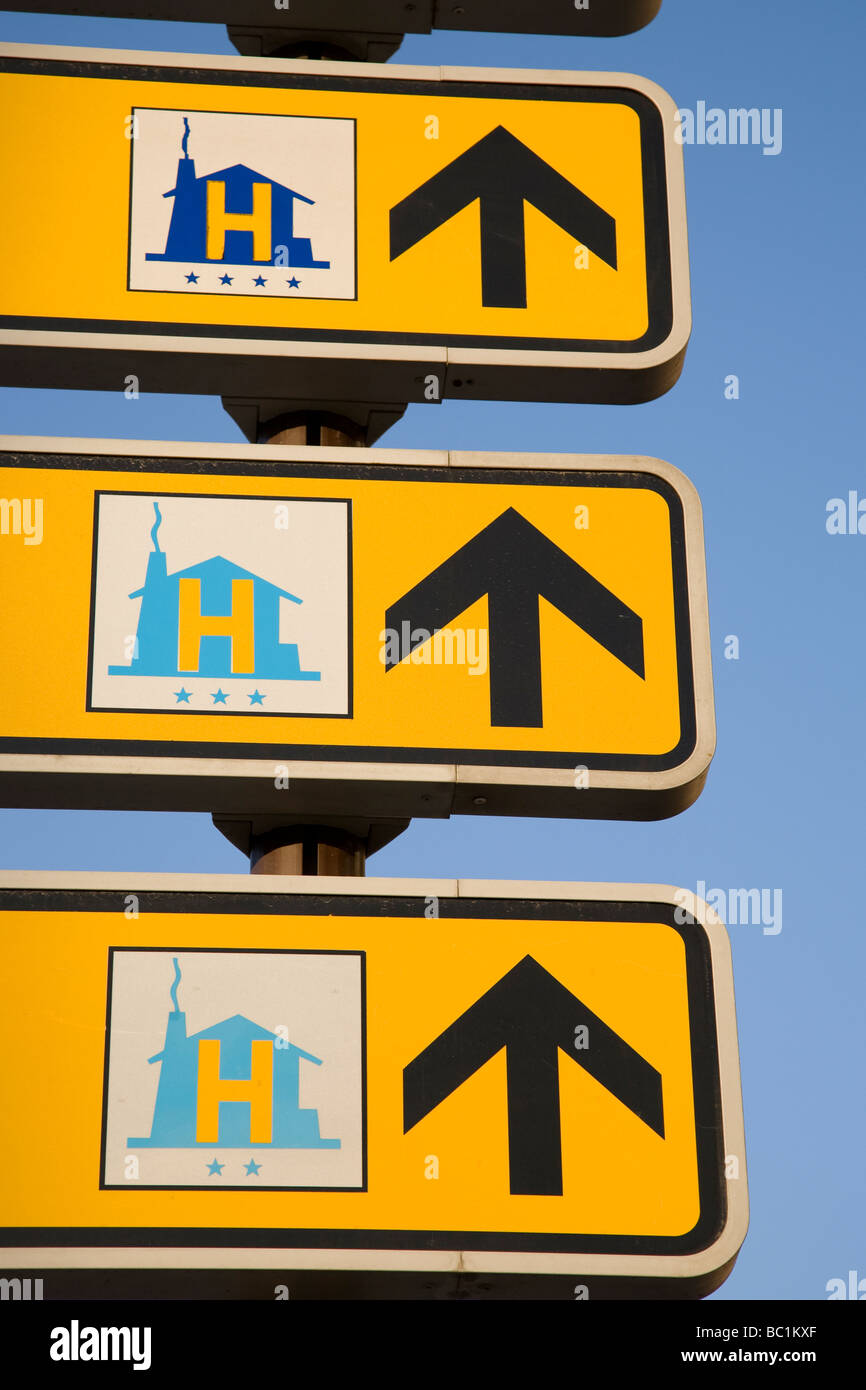 Hotel direction sign hi-res stock photography and images - Alamy