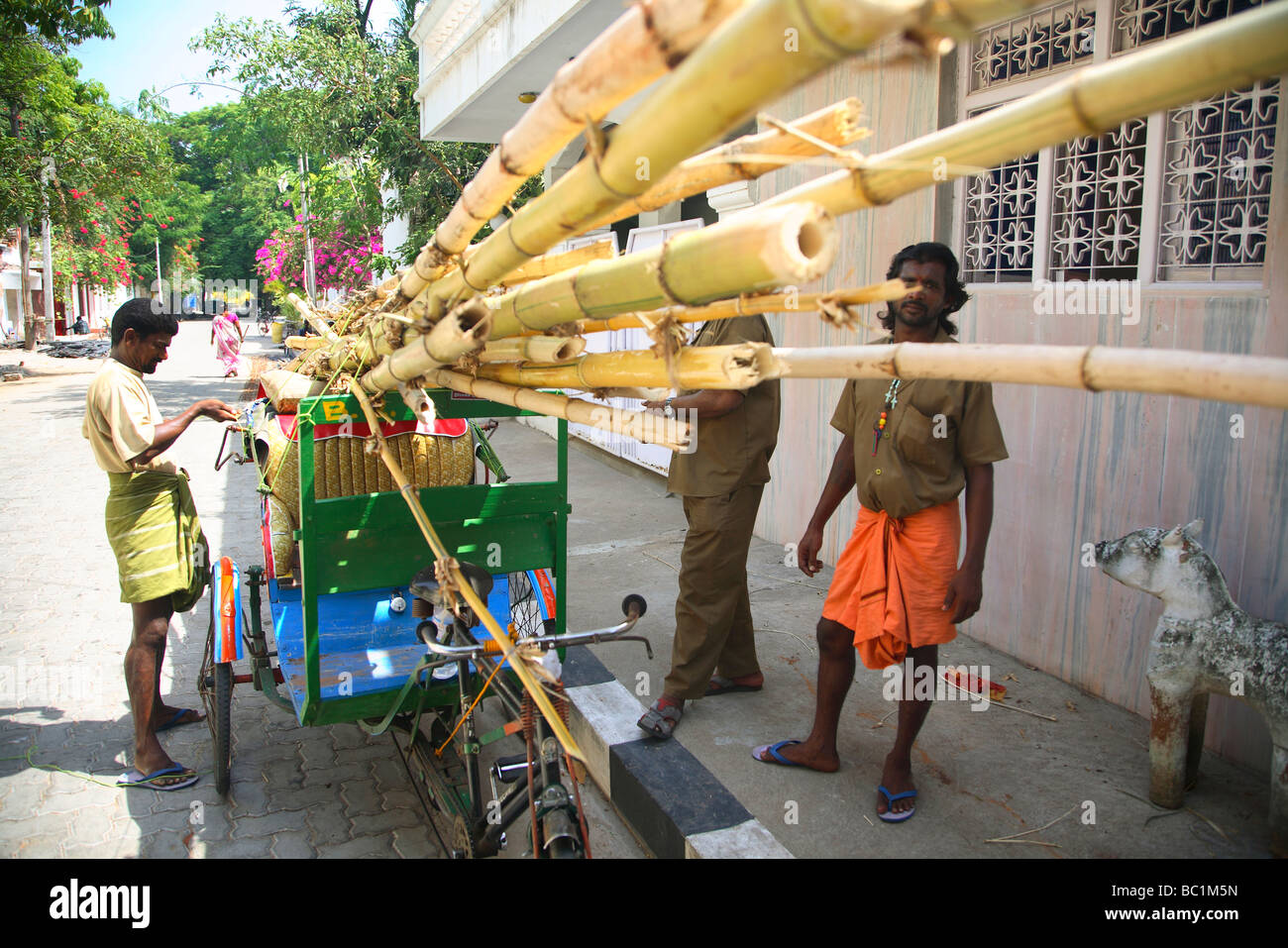 Streets of pondicherry hi-res stock photography and images - Alamy