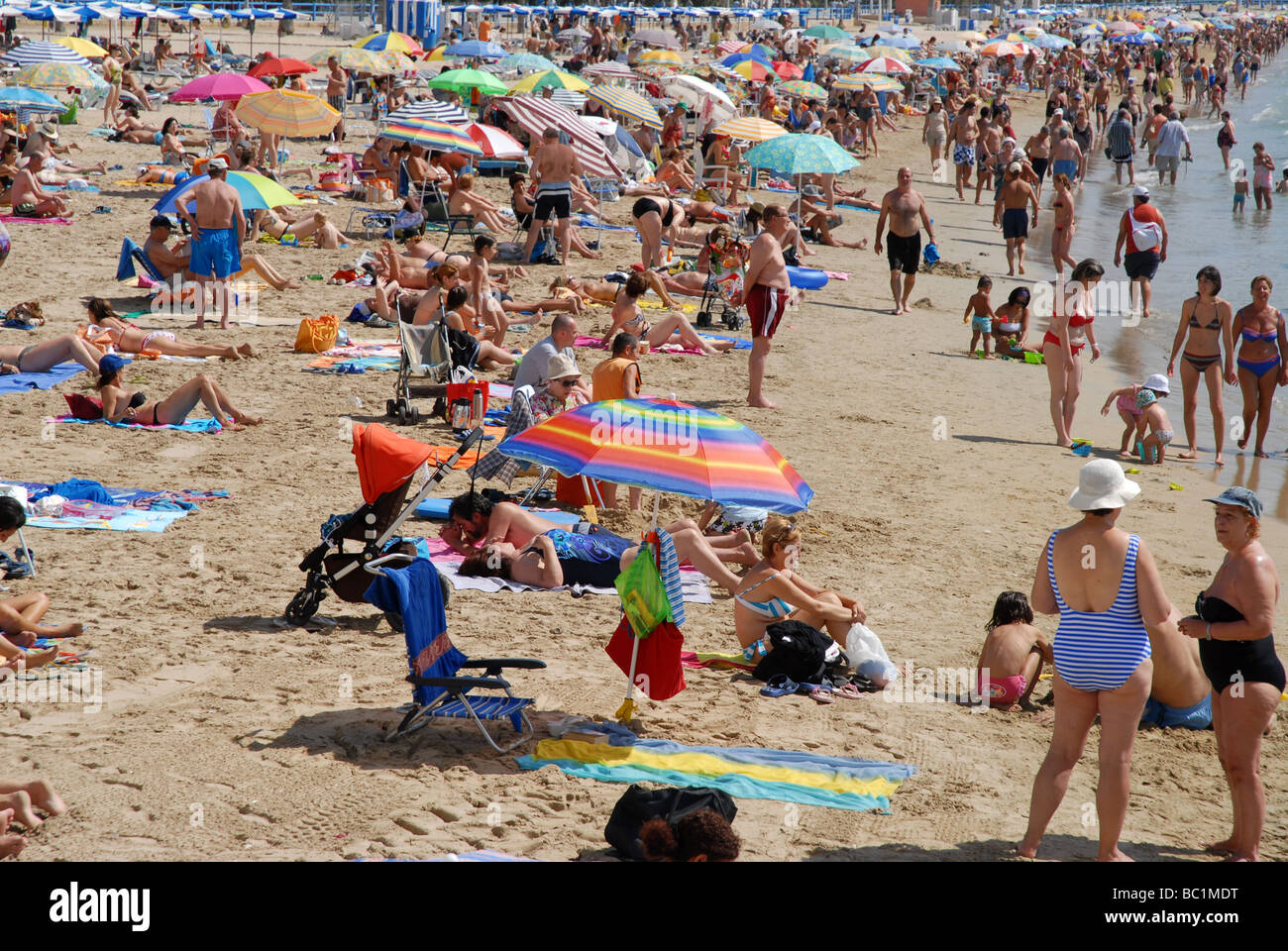 Crowded spanish beach hi-res stock photography and images - Alamy