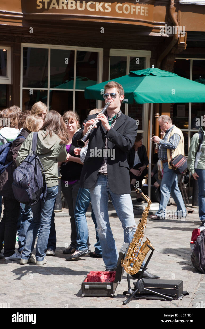 European men busking hi-res stock photography and images - Alamy