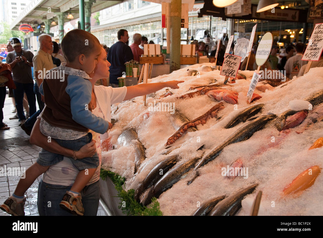 Seattle fish market catch hi-res stock photography and images - Alamy