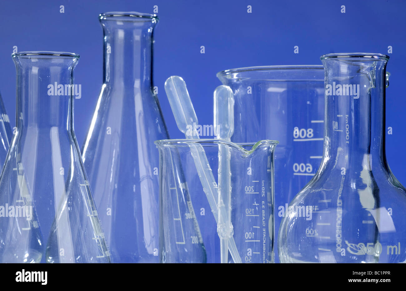 Assorted lab glassware hi-res stock photography and images - Alamy