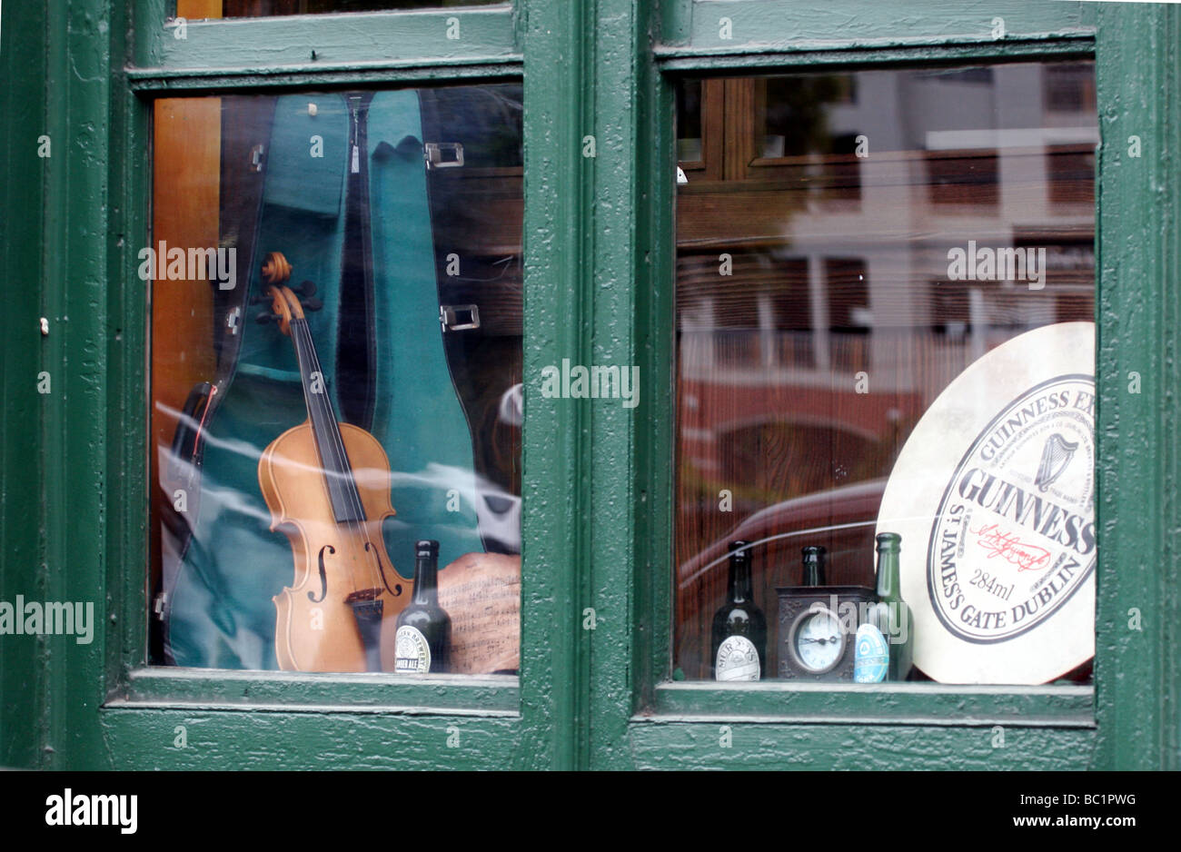 The window of an Irish restaraunt in Richmond, Virginia Stock Photo - Alamy