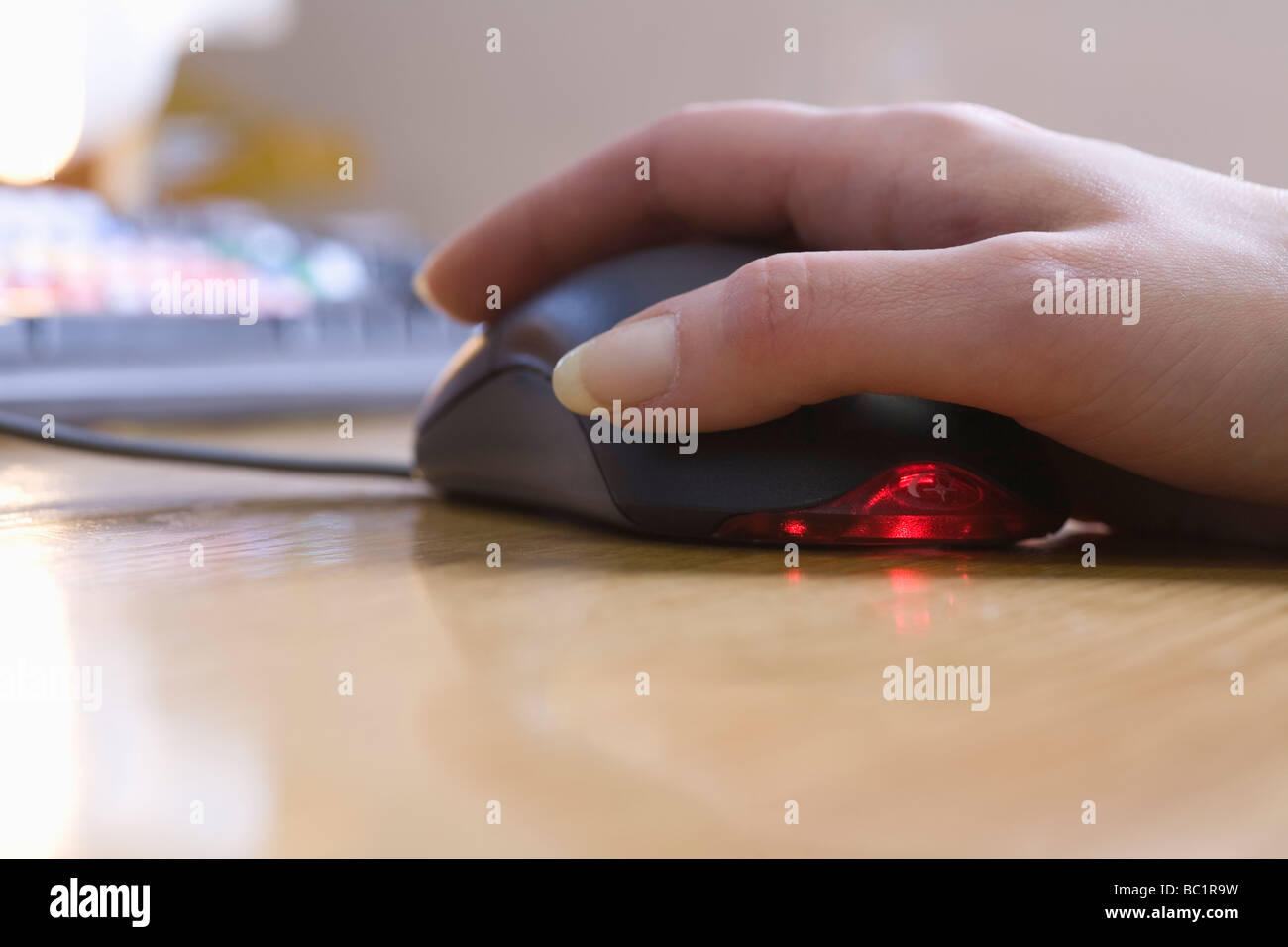 Hand and computer mouse hi-res stock photography and images - Alamy