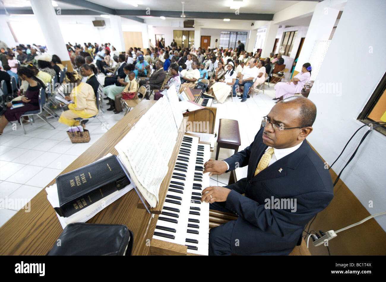 Seventh day adventist worshipping hi-res stock photography and images ...