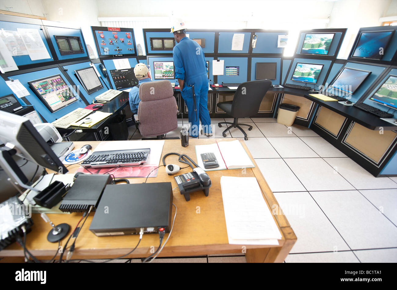 Office building control room computer hi-res stock photography and ...