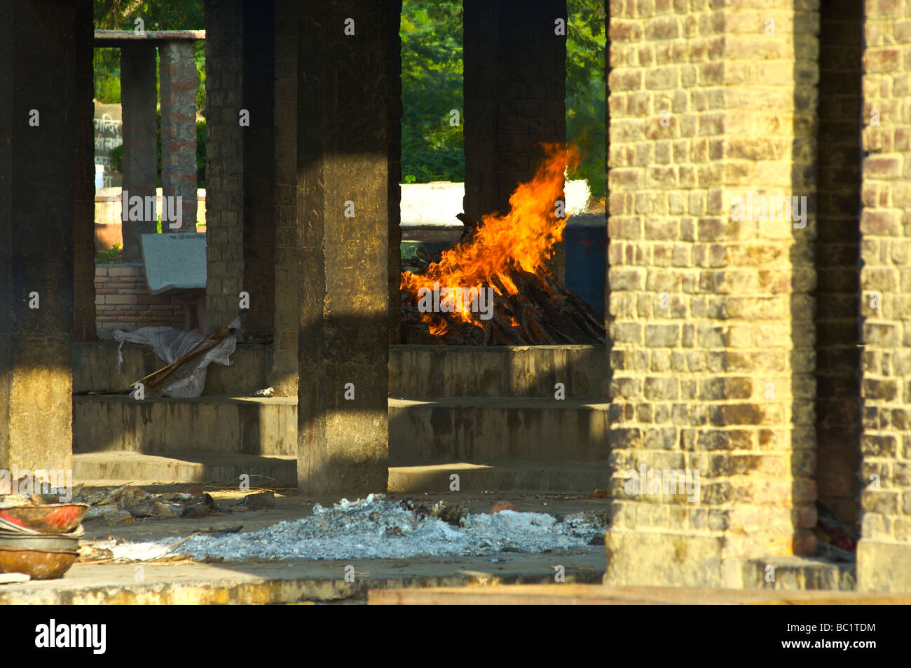 Indian cremation ceremony hi-res stock photography and images - Alamy