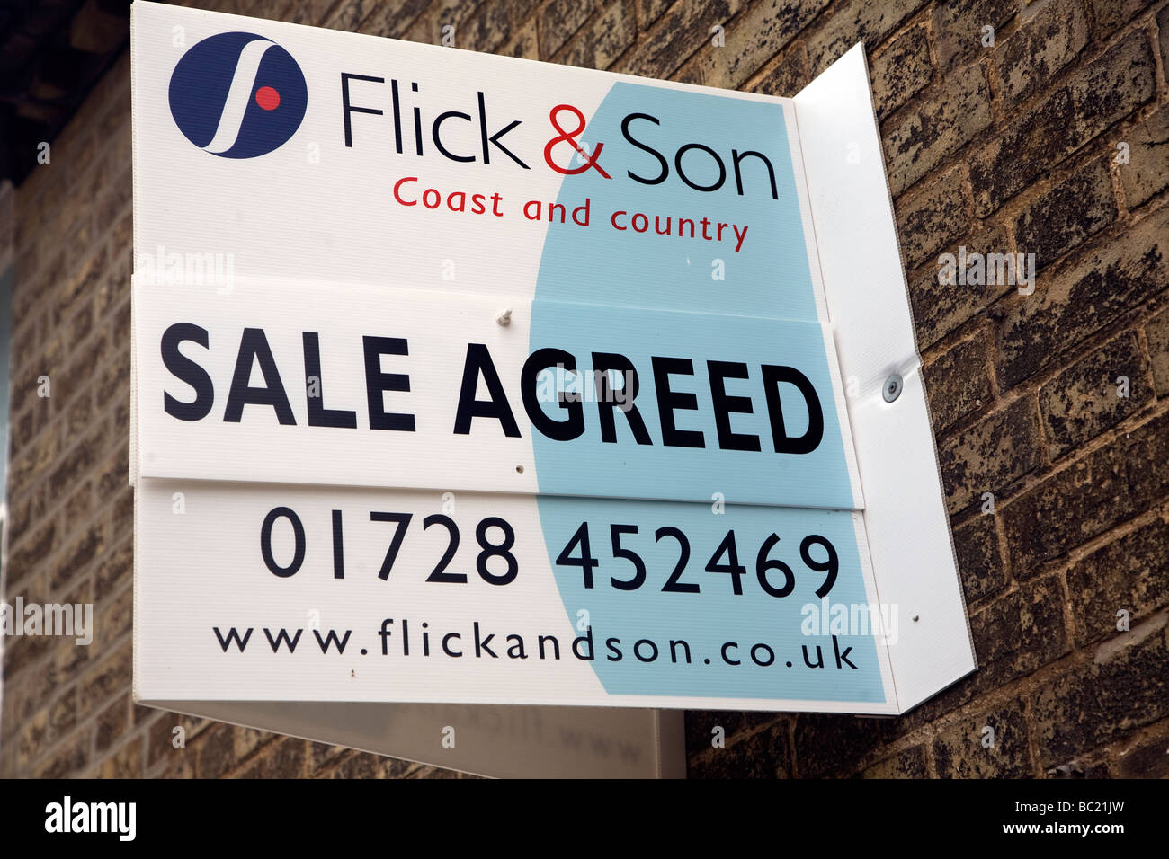 Sale agreed sign hi-res stock photography and images - Alamy
