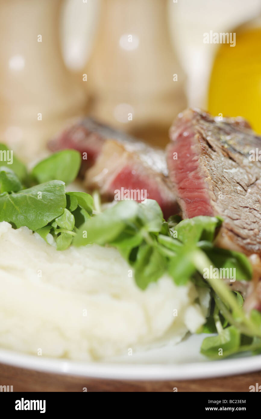 Steak on mash potato hi-res stock photography and images - Alamy